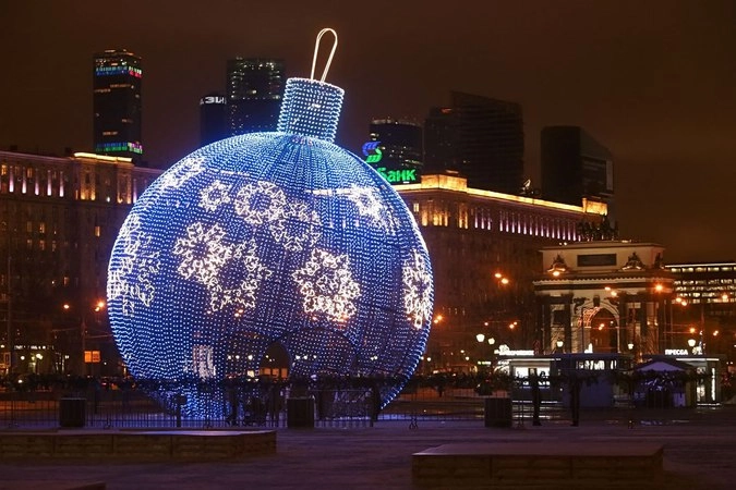 Самый большой в мире шар начали устанавливать в Москве